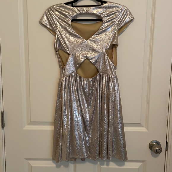 Hailey Logan | Dresses | Hailey Logan By Adrianna Papell Metallic Gold Evening Dress | Poshmark